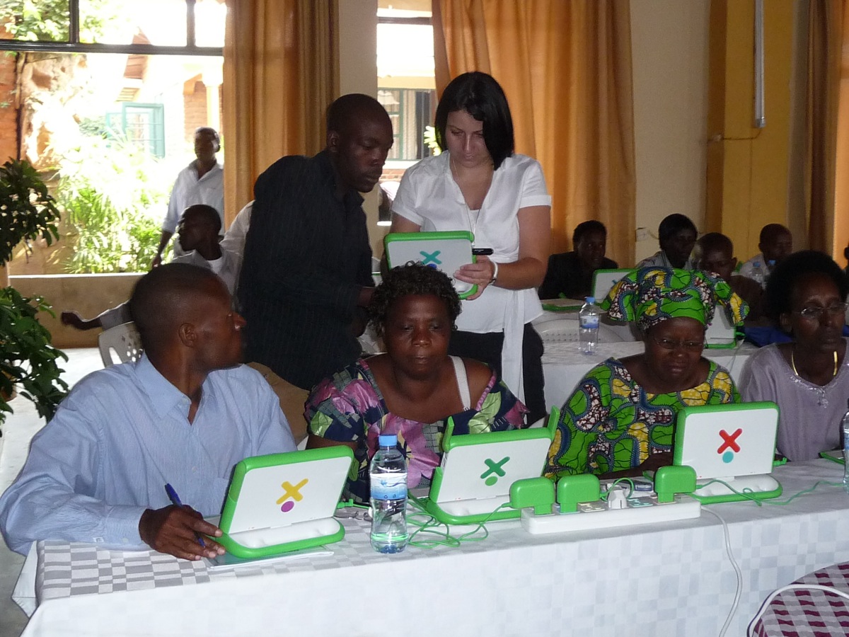 Momentos do trabalho em Ruanda: Rwanda 1st OLPC Head of Schools ...