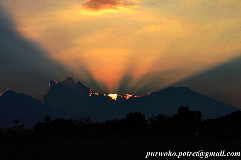 Dunia Foto: Sunset Diantara Gunung Merapi & Merbabu