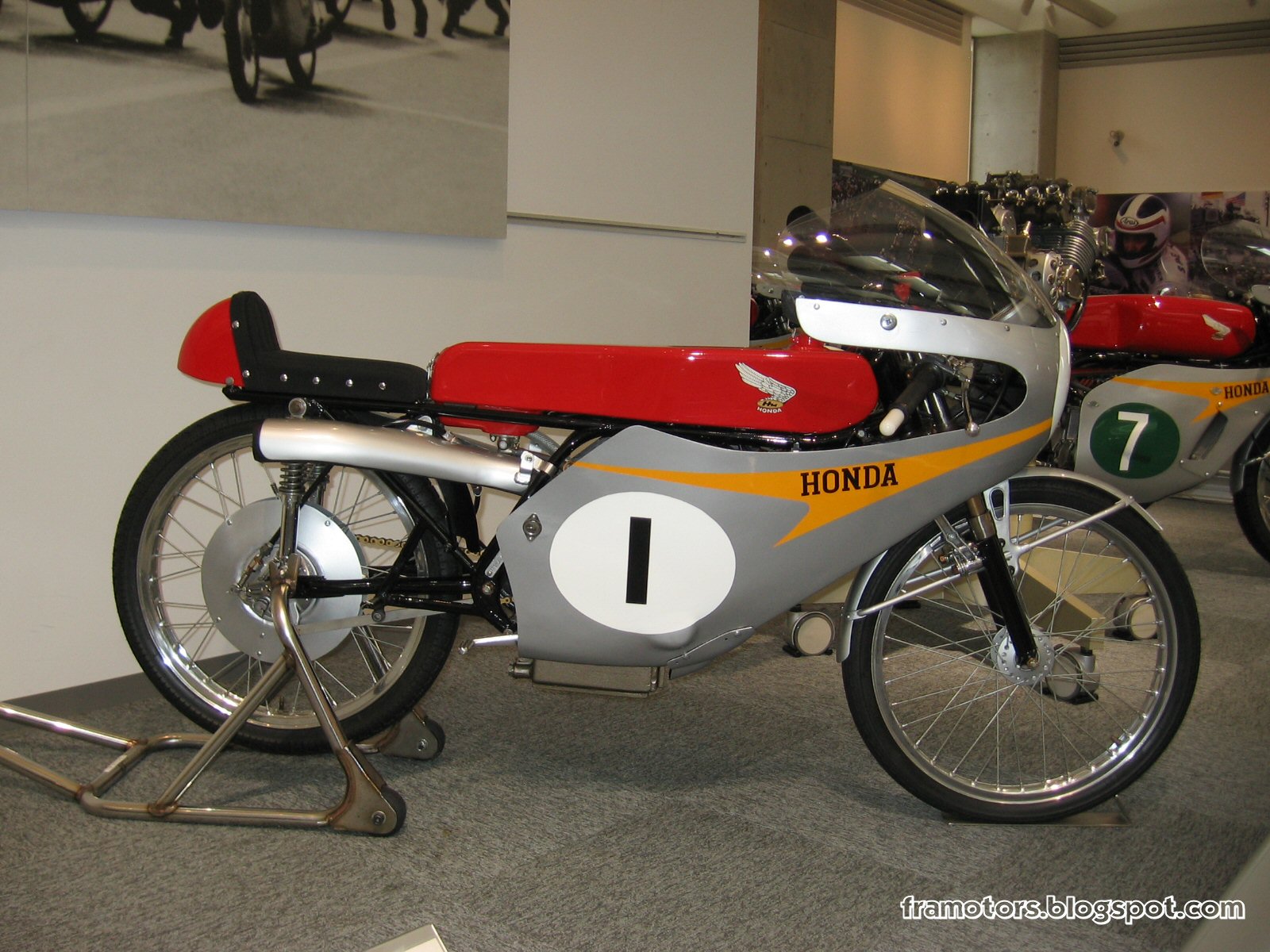 special caferacer: RC 113 & 116 50cc 2 cilindri - Honda collection hall ...