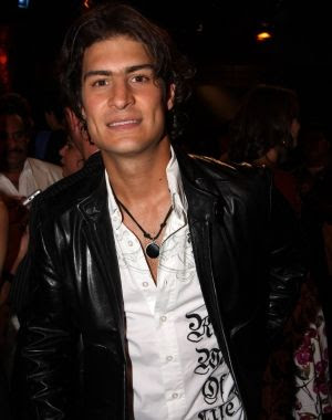 Alex Sirvent sale del clóset - Telenovelas