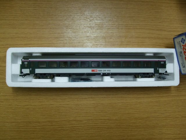 RAILWAY MODELS: Personenwagen / Coaches