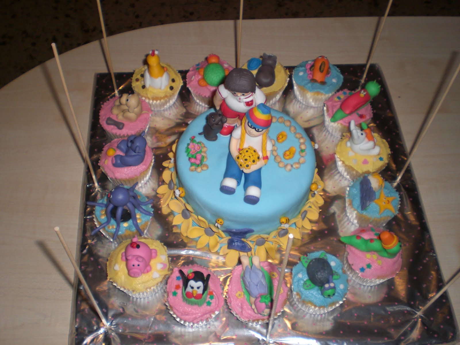 En casa de la tí: Tarta Patito Feo y cupcakes