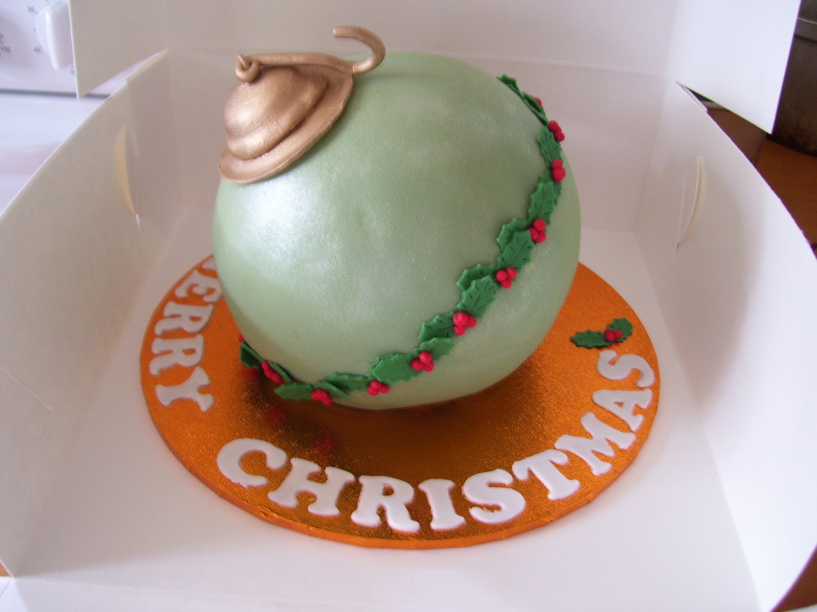 2cute2cut.com: Christmas Bauble cake