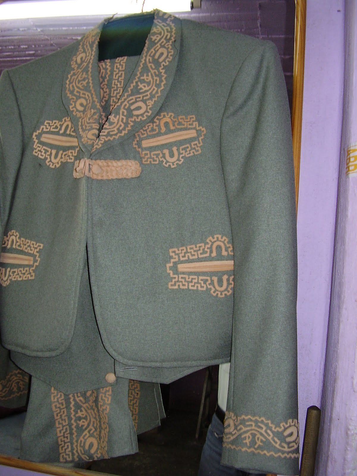 ARTICULOS PARA MARIACHIS: TRAJES DE MARIACHI (TRAJES DE CHARRO MEXICANO)