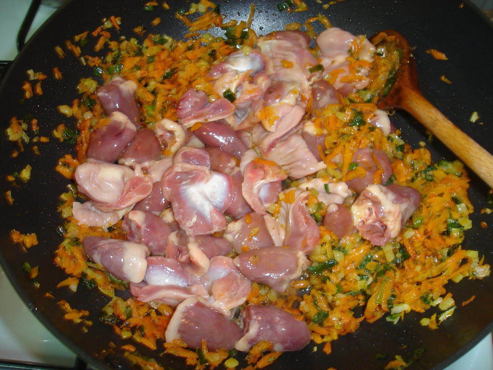 Pe masa din bucatarie: Pipote si inimi de pui cu mazare