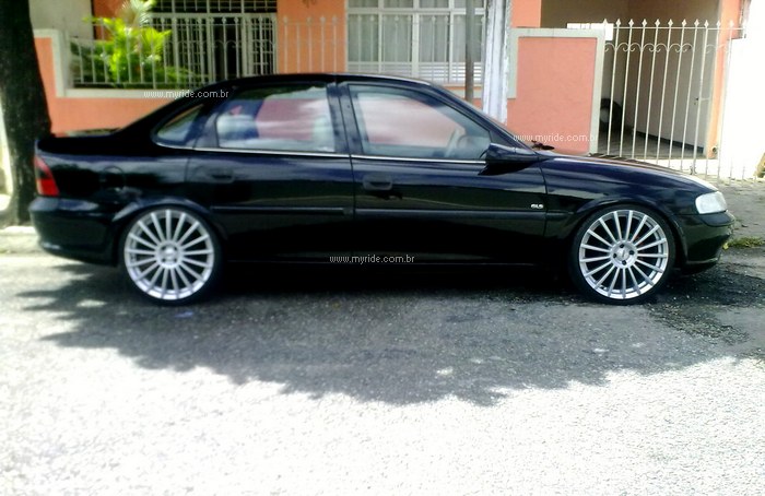 Lindo Vectra com rodas aro 19"