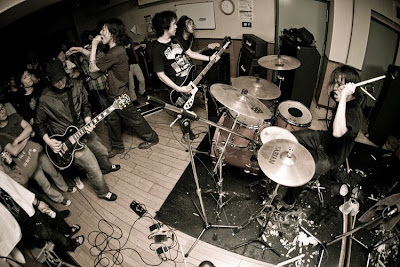 COMBAT ROCK INDUSTRY: henoa / three Loves