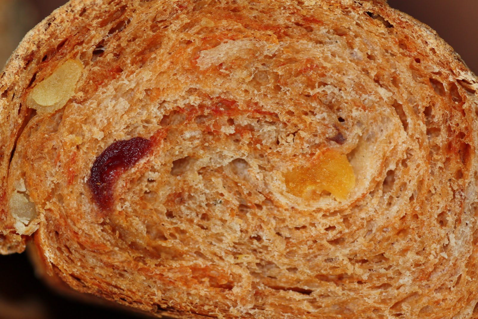 Pan con tropezones de tomate seco hecho en casa