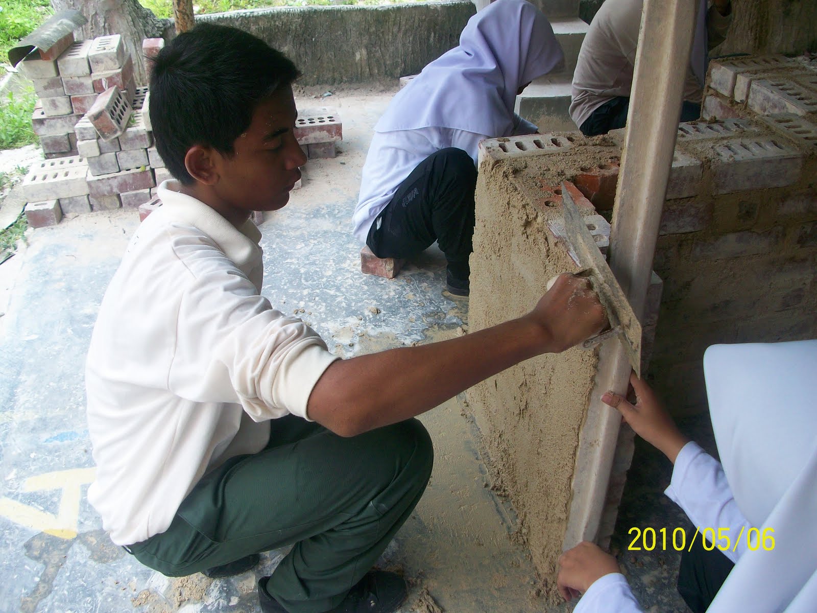 Bahan Binaan: Aktiviti membina tembok ikatan flemish dan melepa