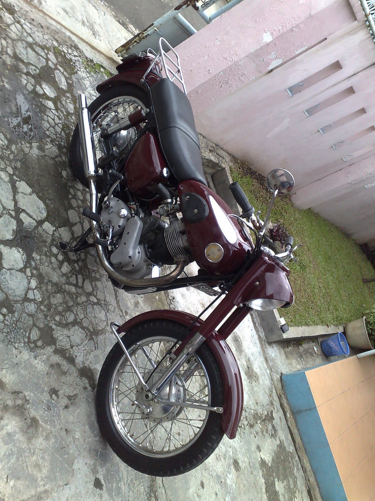 Rendra.Aulia: seni menikmati motor antik