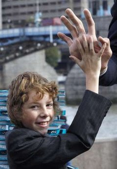 "WelCoMe To mY BloG": The world's largest hands