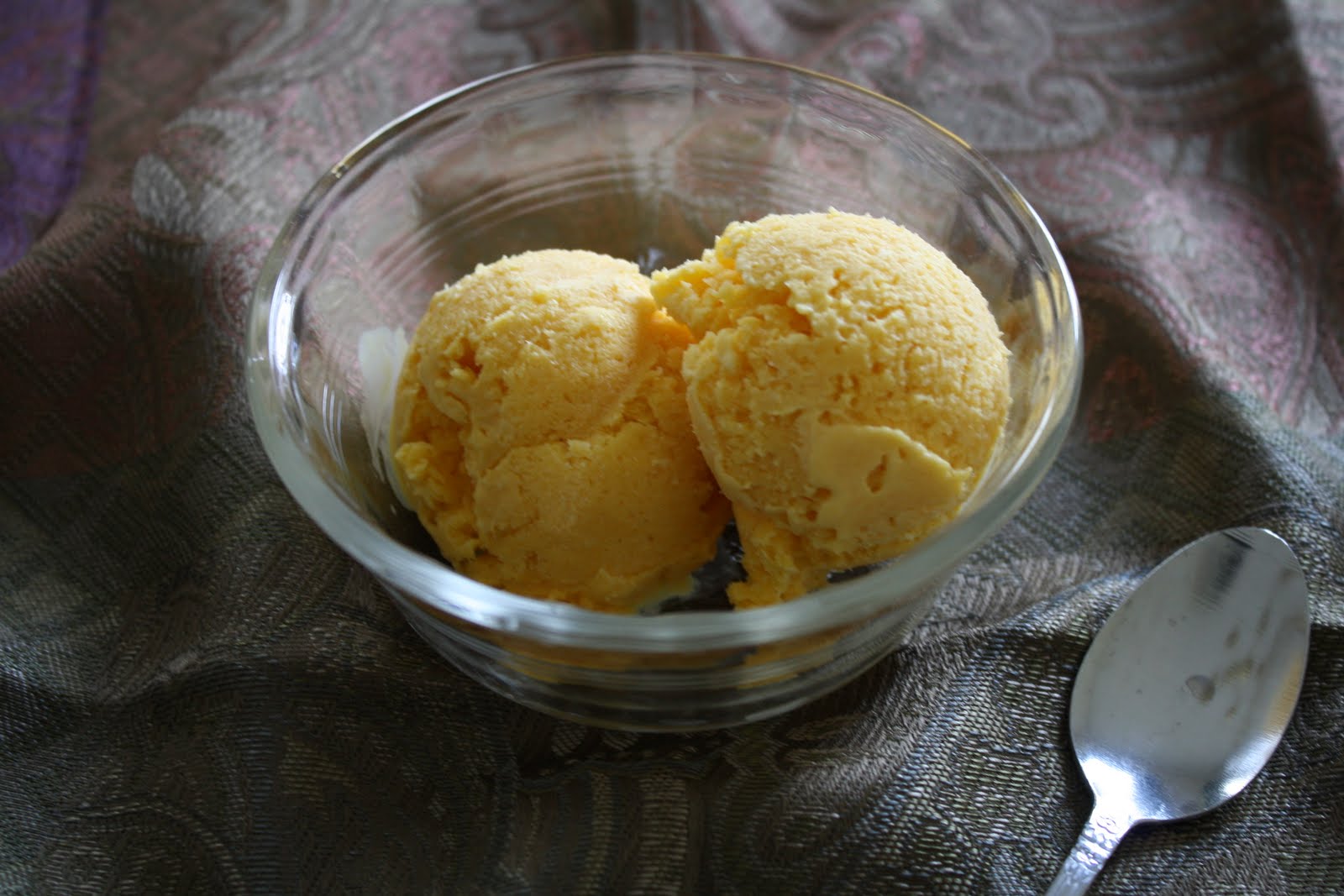 Versatile Vegetarian Kitchen: Mango Icecream