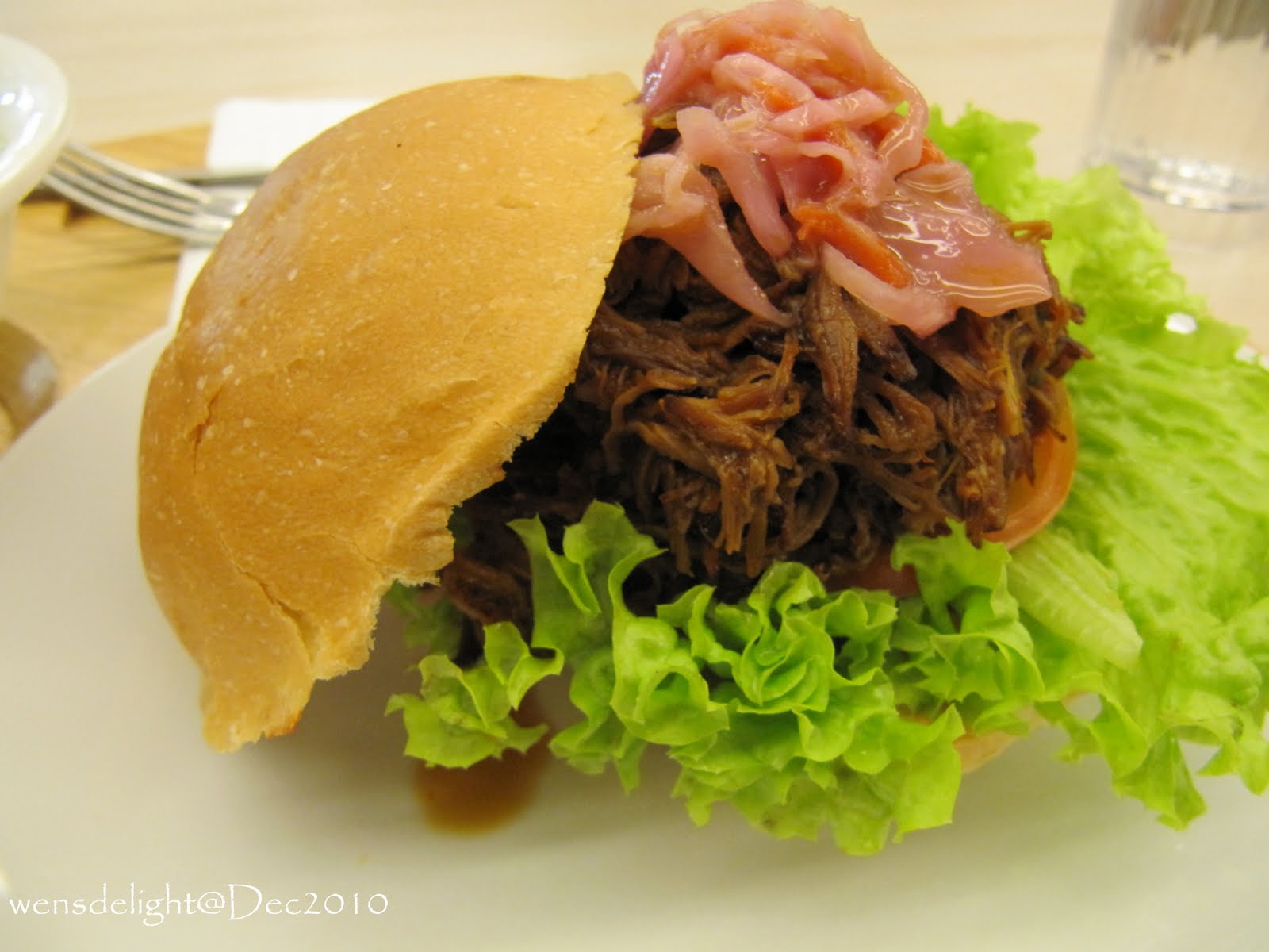 Wen's Delight: The Hand Burger