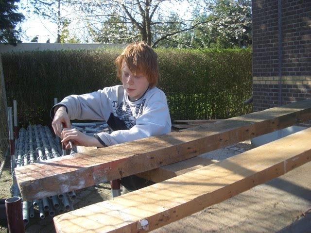 Vlierdenseweg 190: Oude balklaag van verdiepingsvloer slopen