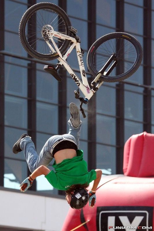 Bicycle Stunt Photography (8 pics) | Creative Photography