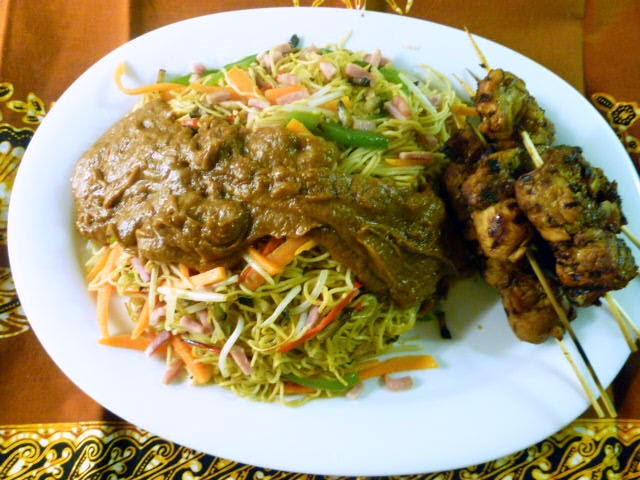 Wat ik gegeten heb: Salade van mie en groenten met pindasaus en saté