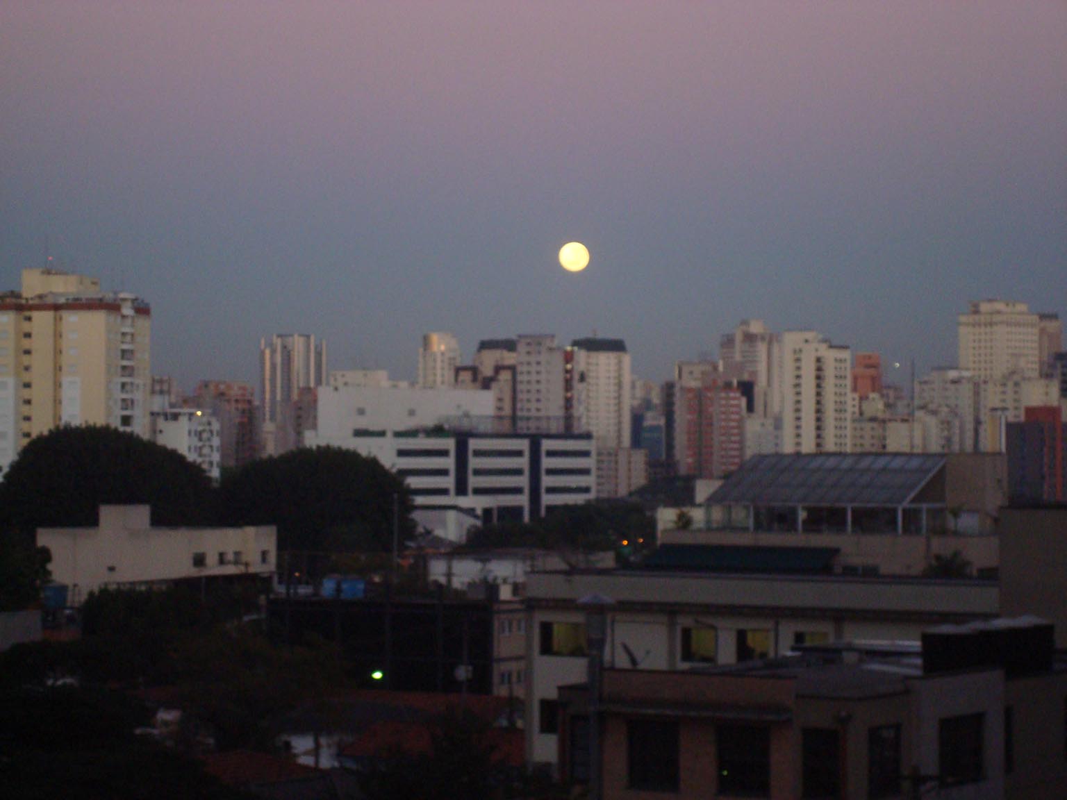 Ashtanga Brasil: A lua iluminada no céu da manha.