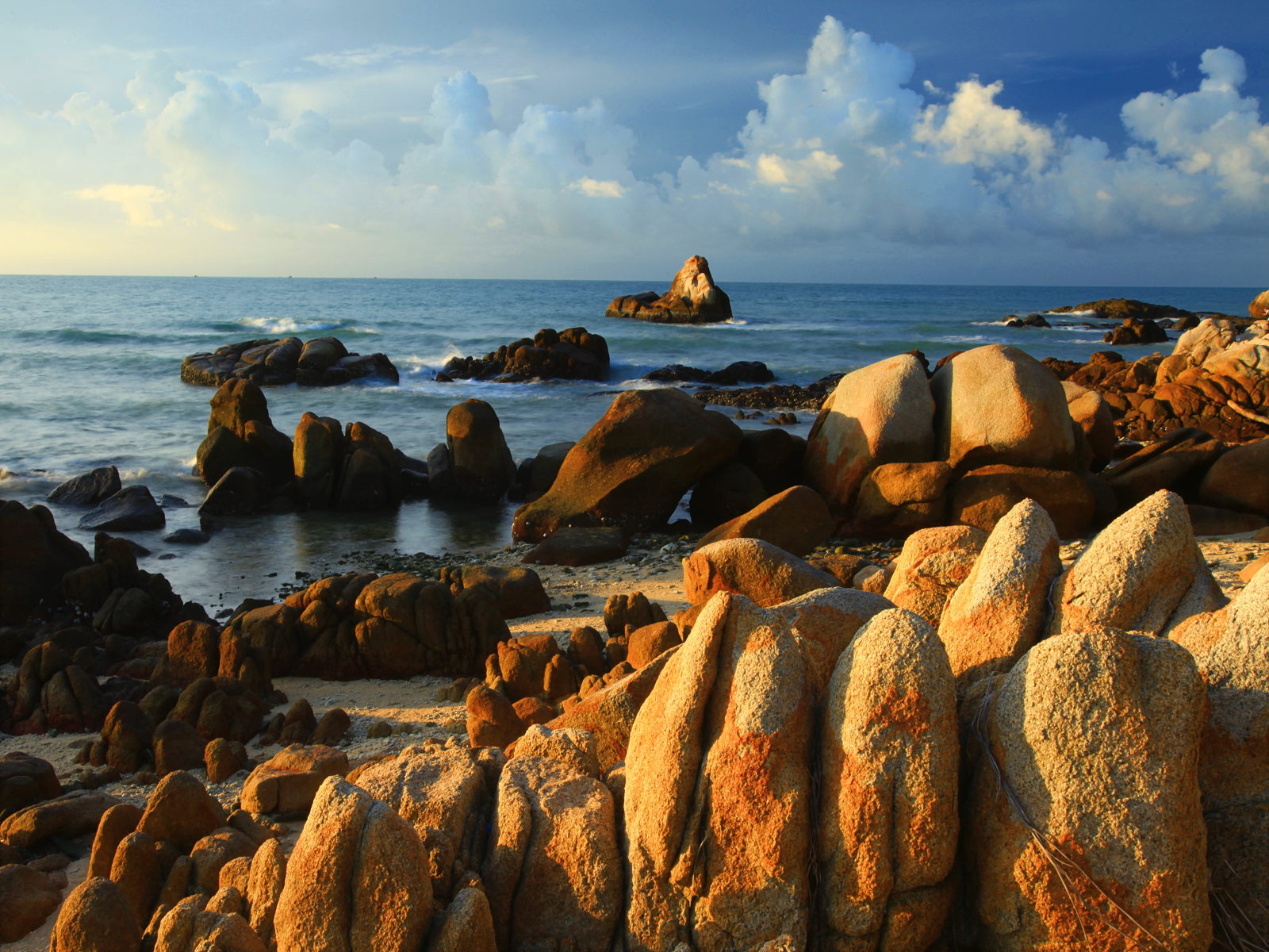 Rocky Shores Of California - HooDoo Wallpaper