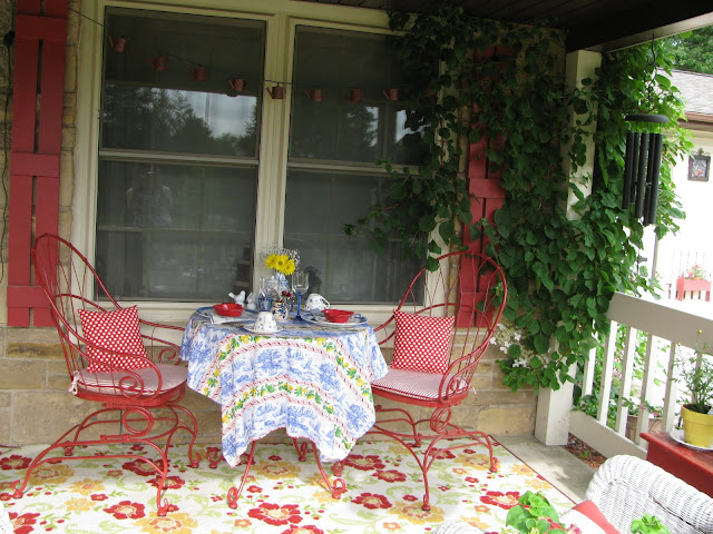 Applestone Cottage: Porch Dining with Lily!