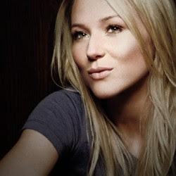 LadyThrills.com: Celebrity Flaw of the Day - Jewel Teeth
