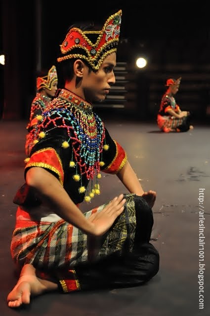 Dari Hatiku... Arie Al-Azhar Othman: Tari Inai