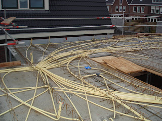 De bouw van huize Luken: Onderwapening, randkist en elektra.