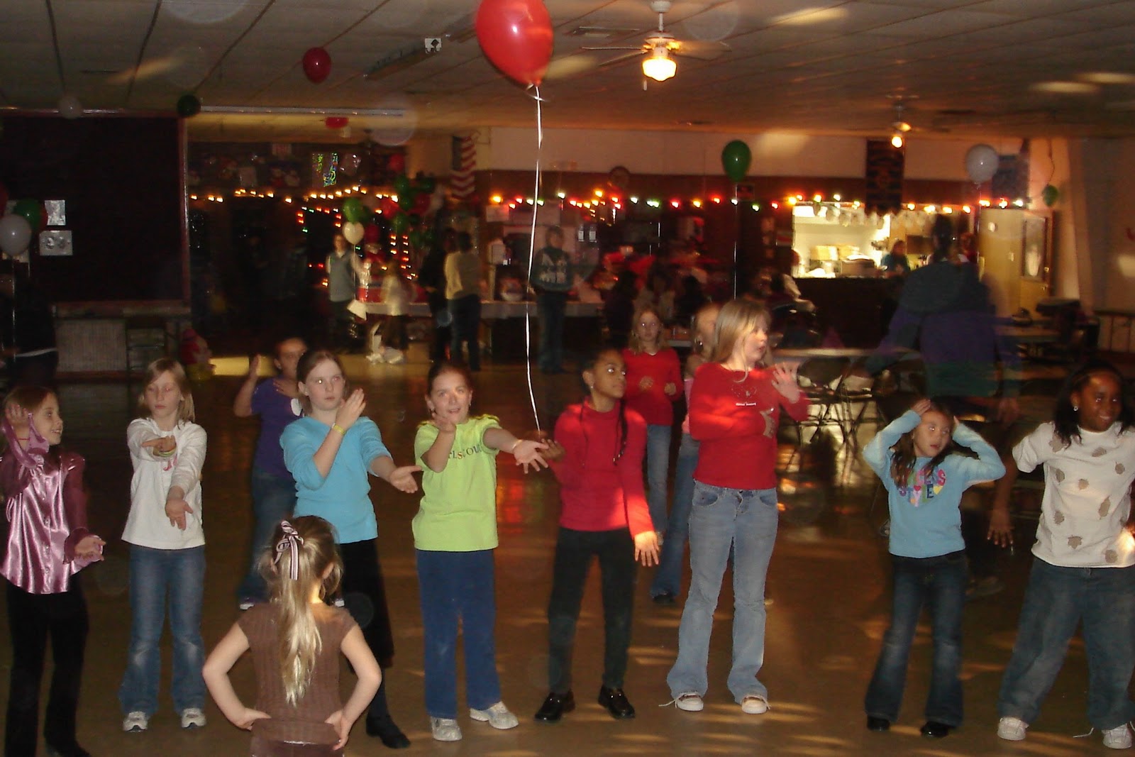 Jocuri pentru copii mari şi mici: Macarena