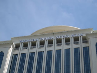 The Mukah: Kerja Pembersihan Cermin Luar Bangunan Menara Pehin Setia ...