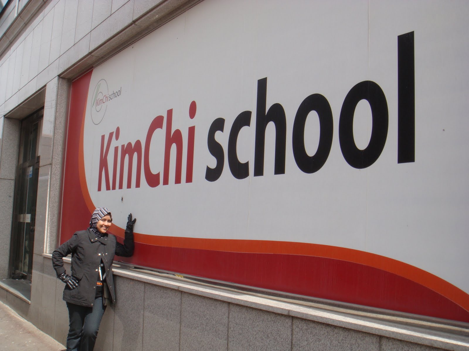 Papan tanda KimChi School punya la besar. Klu tak nampak juga, tak tahu la. Ako rasa ini salah ...