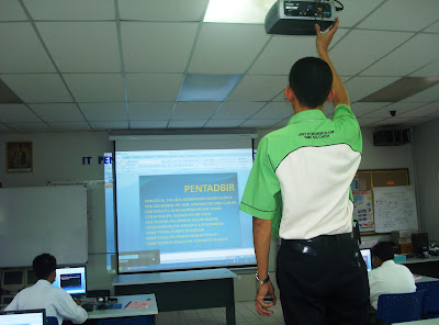 JURUTEKNIK MAKMAL KOMPUTER SEMESCO: MEMBETULKAN PAPARAN PROJEKTOR PADA ...