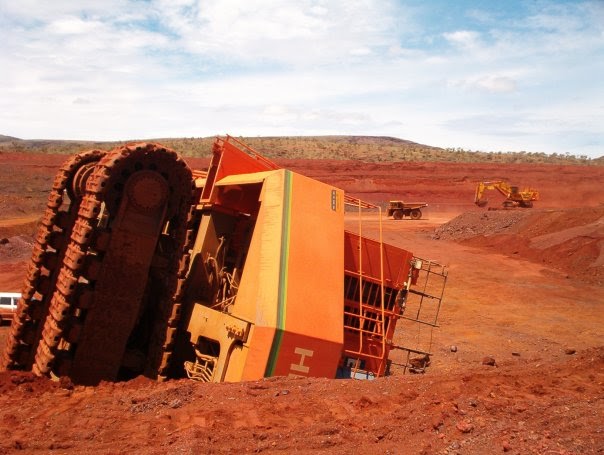 Mining Mayhem: Excavator off bench