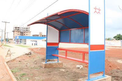 Paradas de onibus coloridas e confortáveis - BLOG DO ALDO MOREIRA