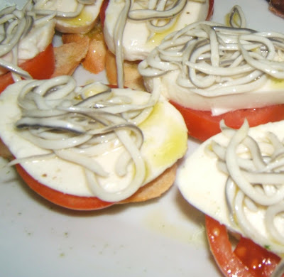 Entre los Pucheros: Pincho caprese con gulas.