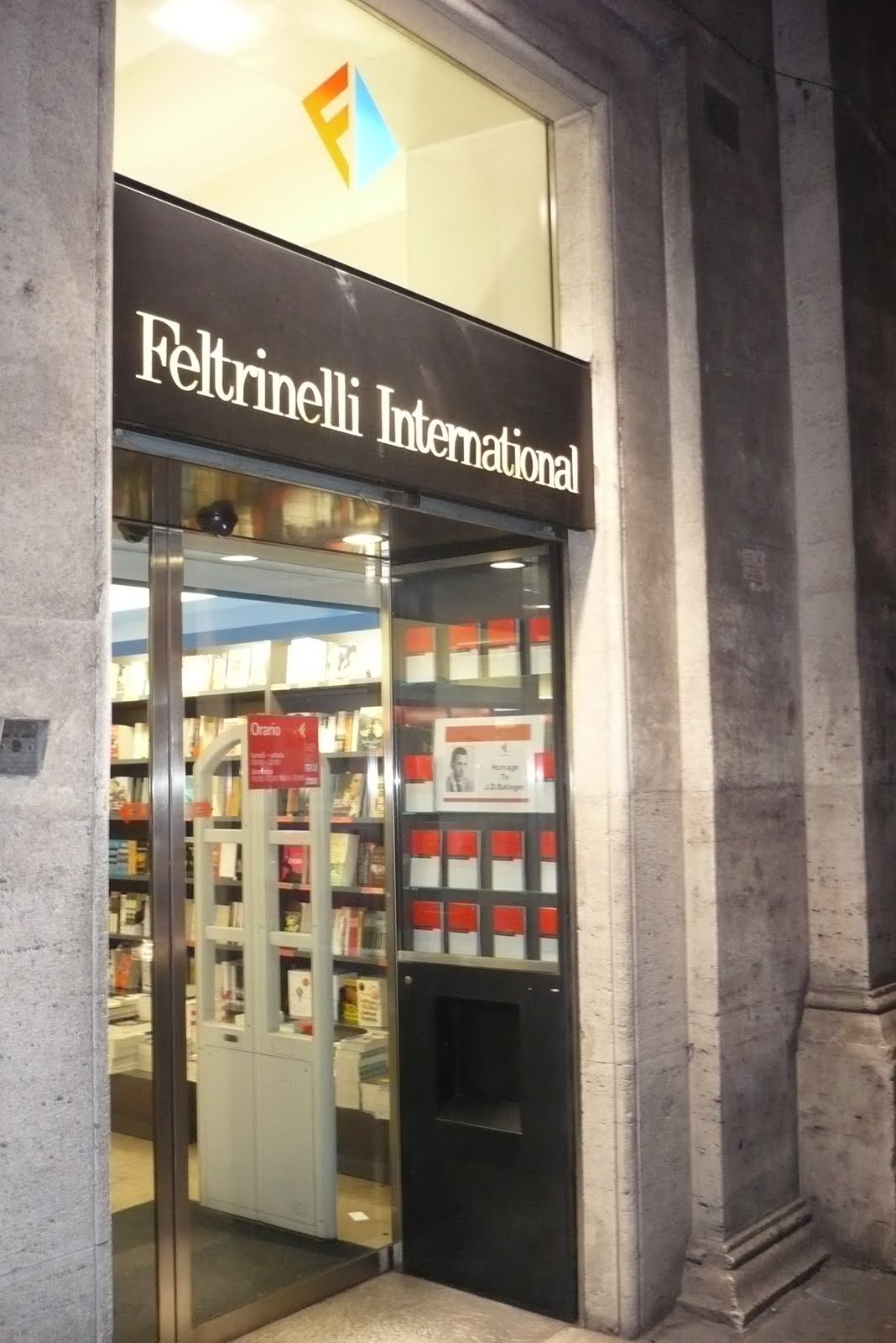 Bookstore Guide: La Feltrinelli International, Rome