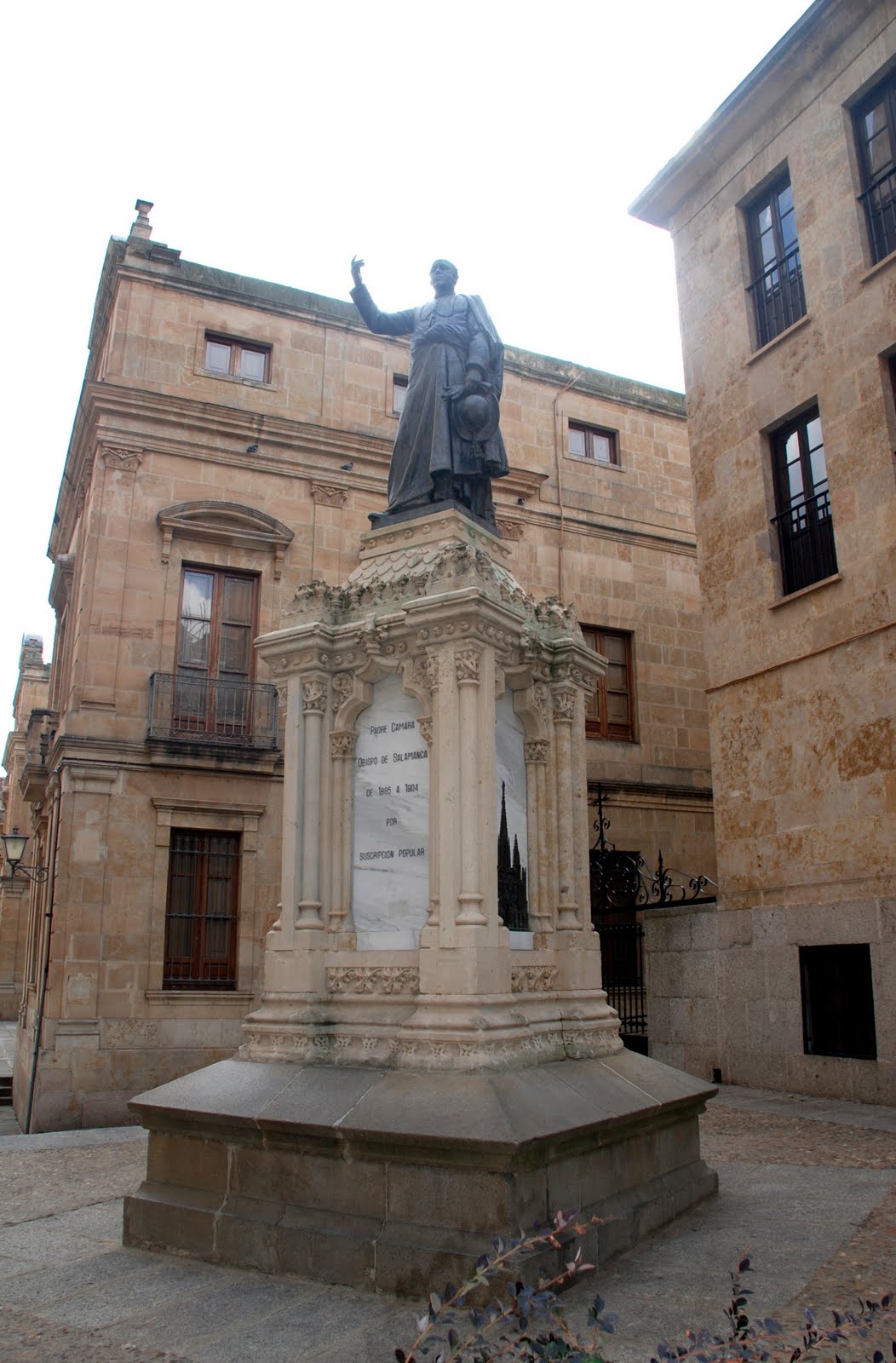 Viajar e descobrir: Espanha - Salamanca - Monumento ao Padre Cámara
