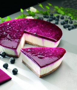 Cestos y Cestas: Tarta de queso Philadelphia con mermelada de arándanos.