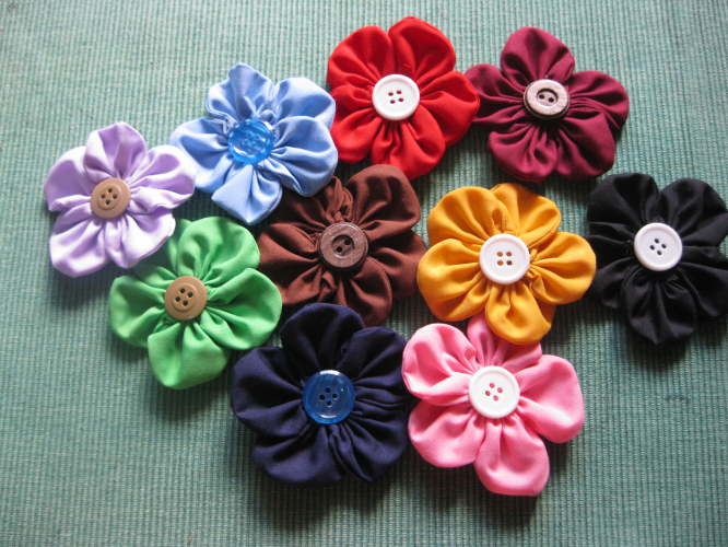 ~ 1 packet contains either 10 flower brooch of the same colour OR 1 of ...