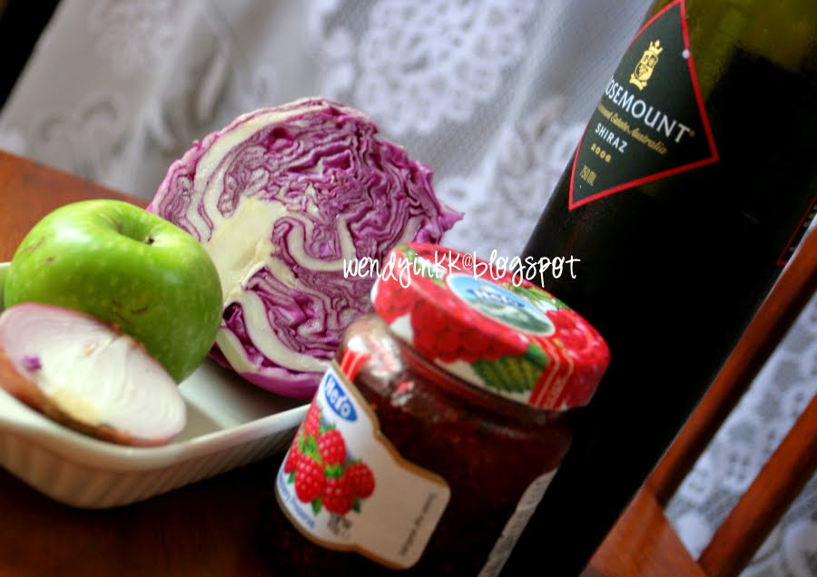 Table for 2.... or more: Braised Red Cabbage with Apple and Red Wine