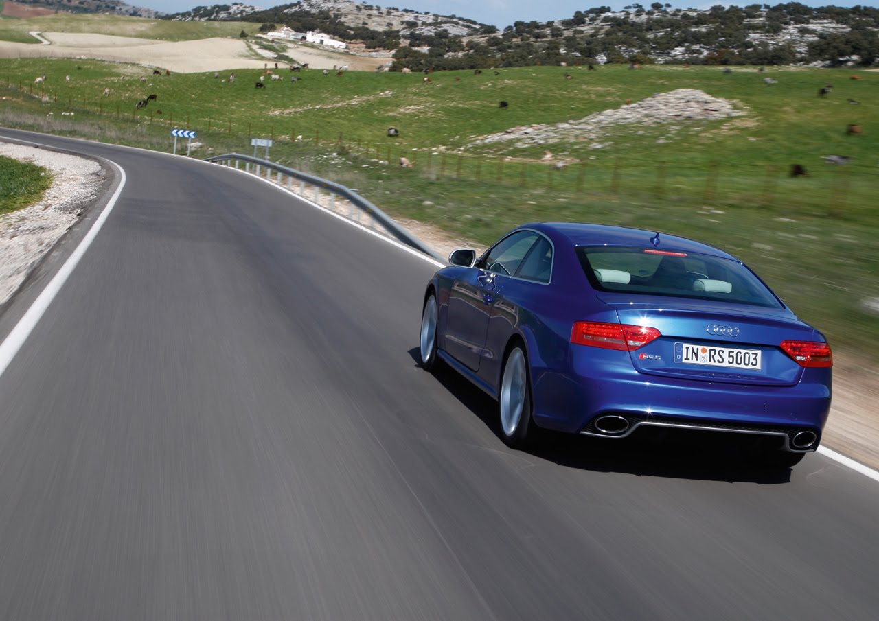 New Photos of Audi RS5 in Sprint Blue and Ibis White | quattroholic.com