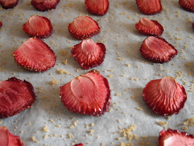 Simply our Daily Bread: Oven Semi-Dried Strawberries