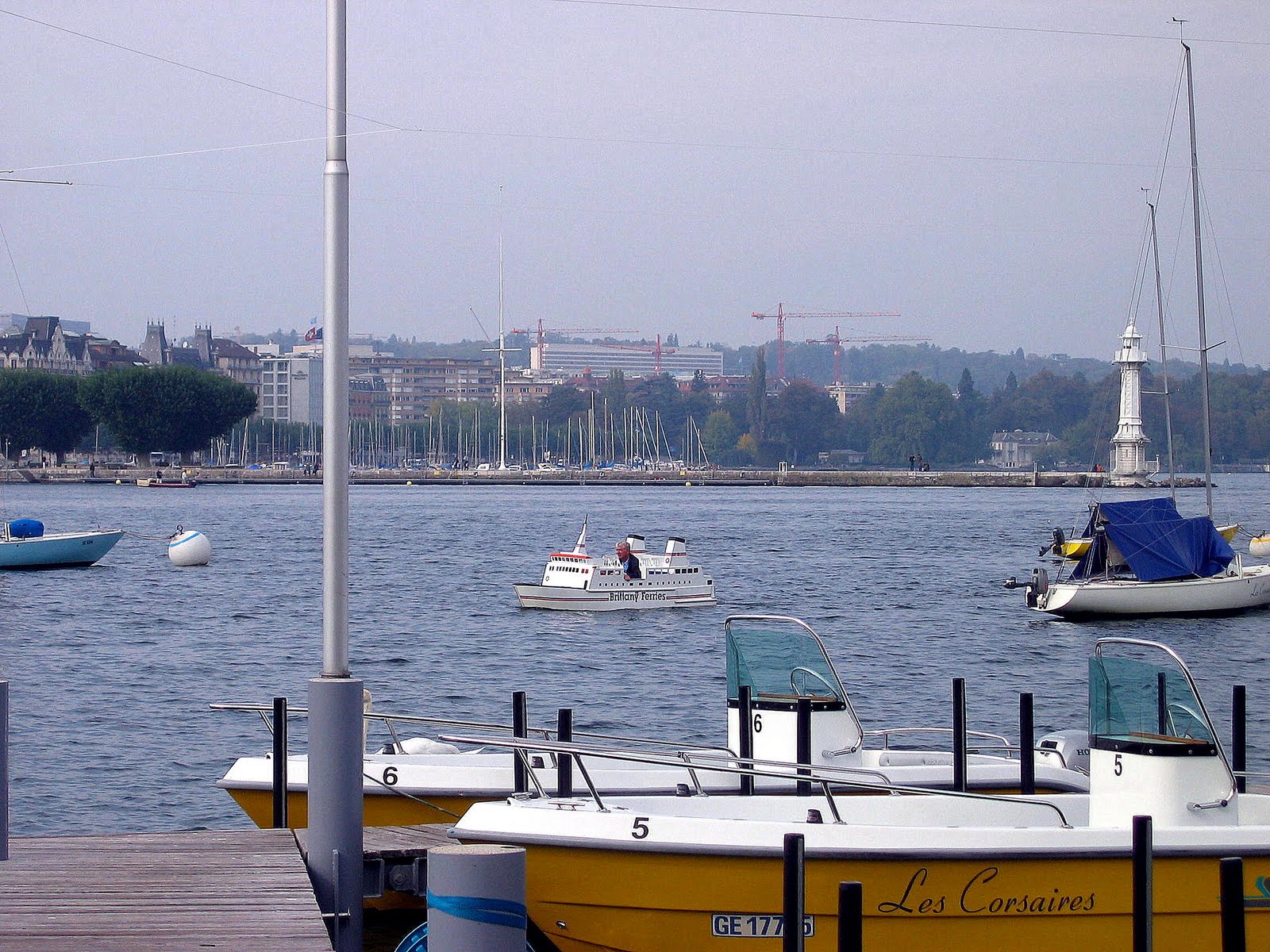 ¡Disfrutando de la vida!: Barquitos en el lago Lemán, Ginebra.
