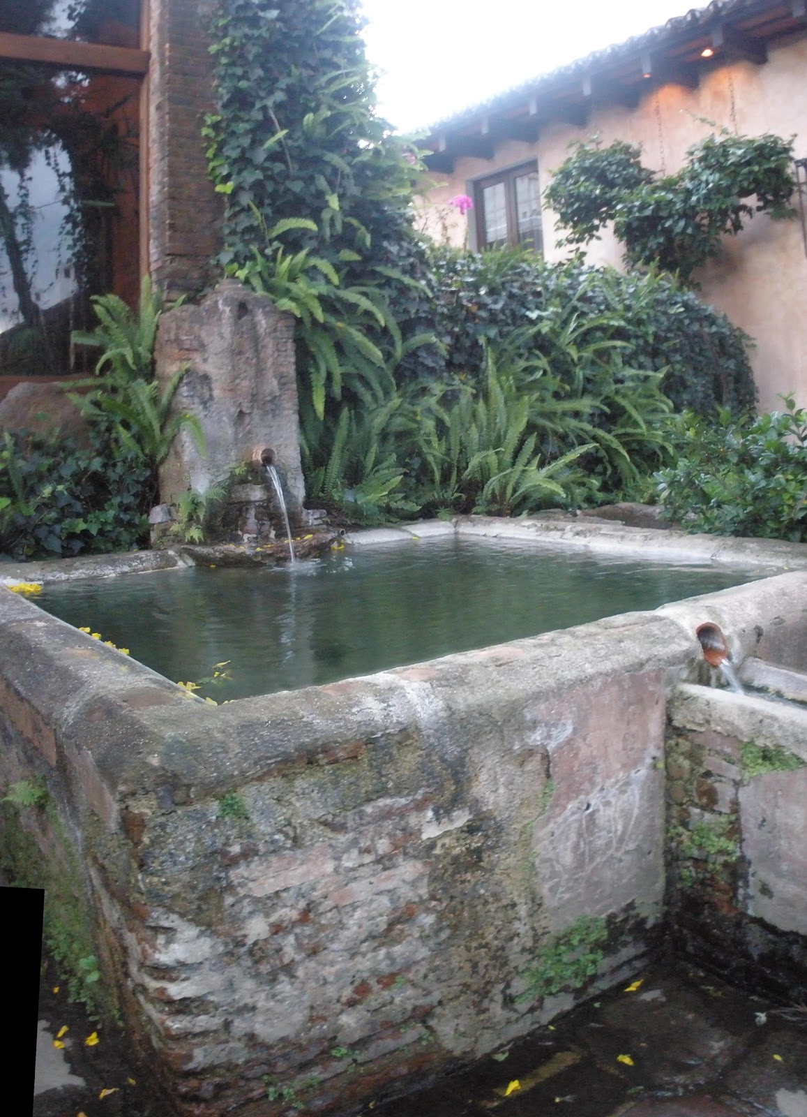 ¡Disfrutando de la vida!: La pila. Rincones del hotel Casa Santo Domingo.
