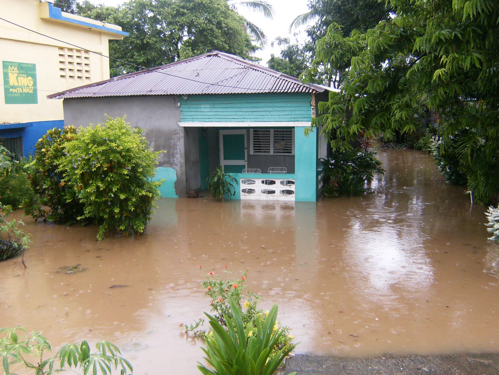 LLUVIA DEJA VARIAS CASAS INUNDADAS EN SJM. - LASCALIENTESDELSUR.COM