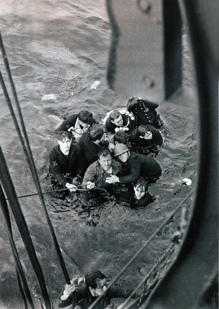 Archives maritimes: Le torpilleur Bourrasque pendant l'évacuation de ...