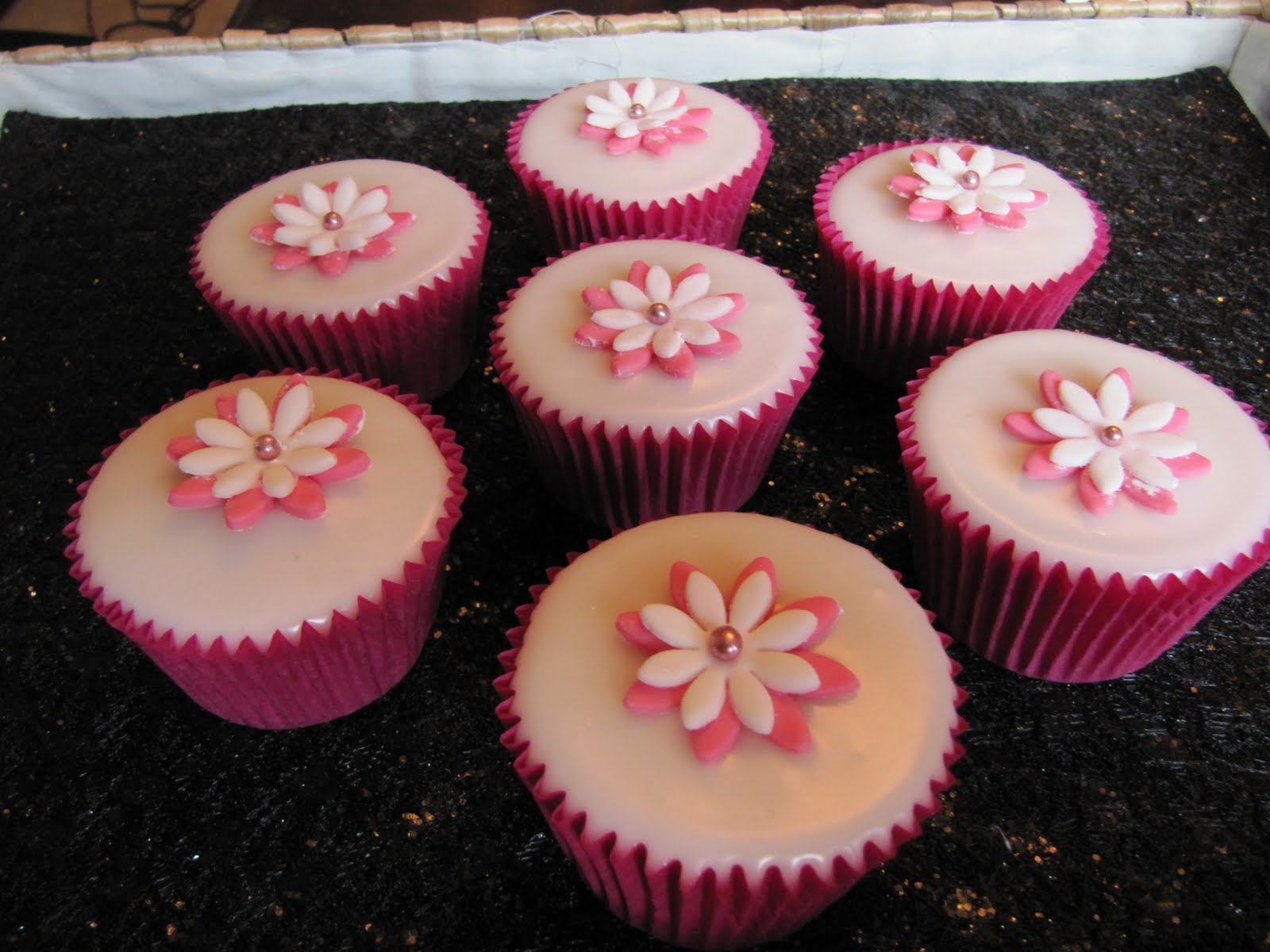 A Way with the Fairy Cakes: Pink Daisies Poured Fondant Cupcakes