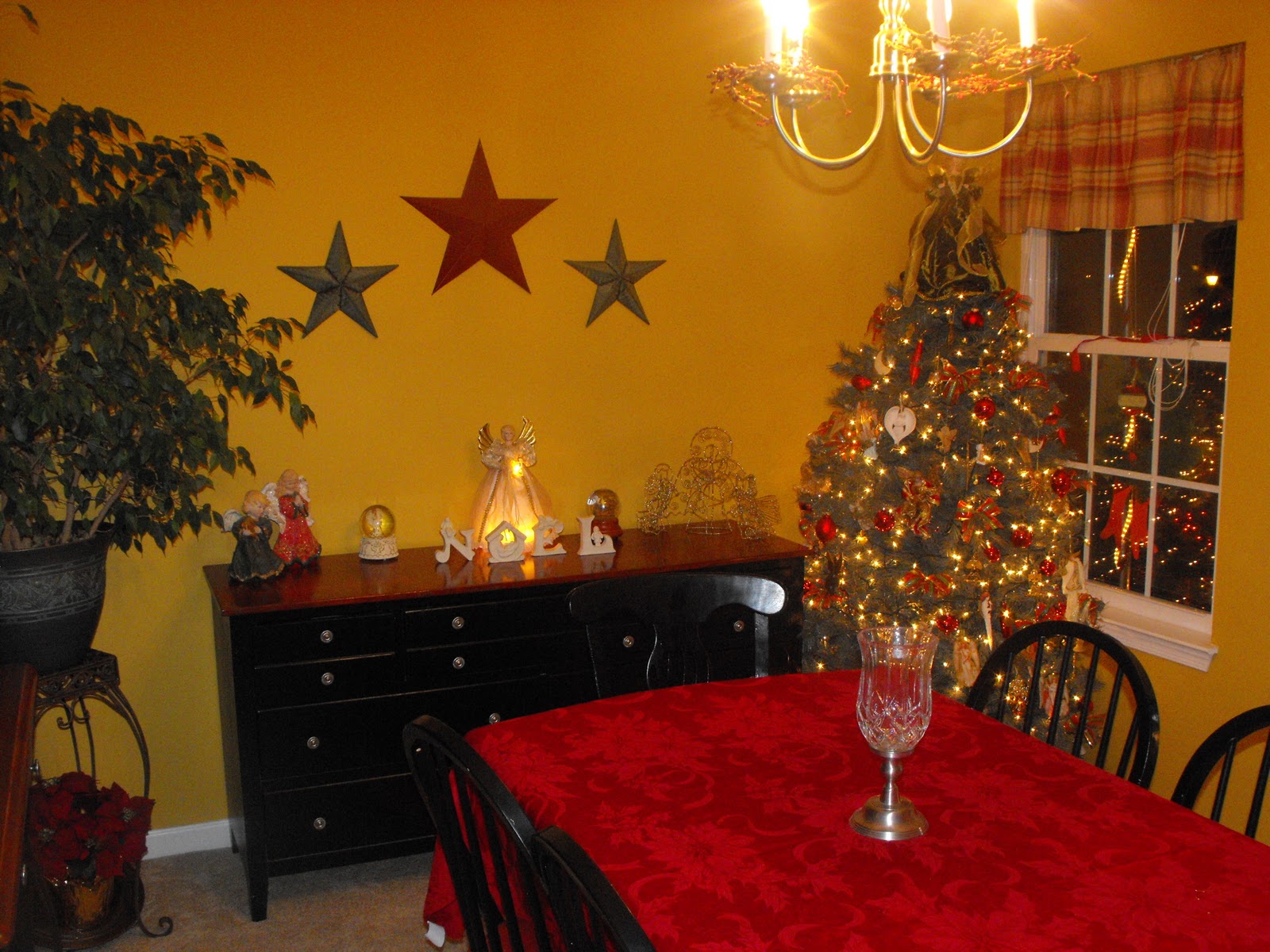 Abundant Chaos, Abundant Blessings: Inside of the house decorated - Check!