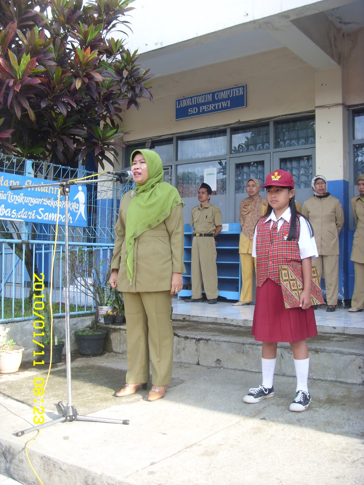 Kepala SD Pertiwi memberikan amanat dalam Upacara Bendera