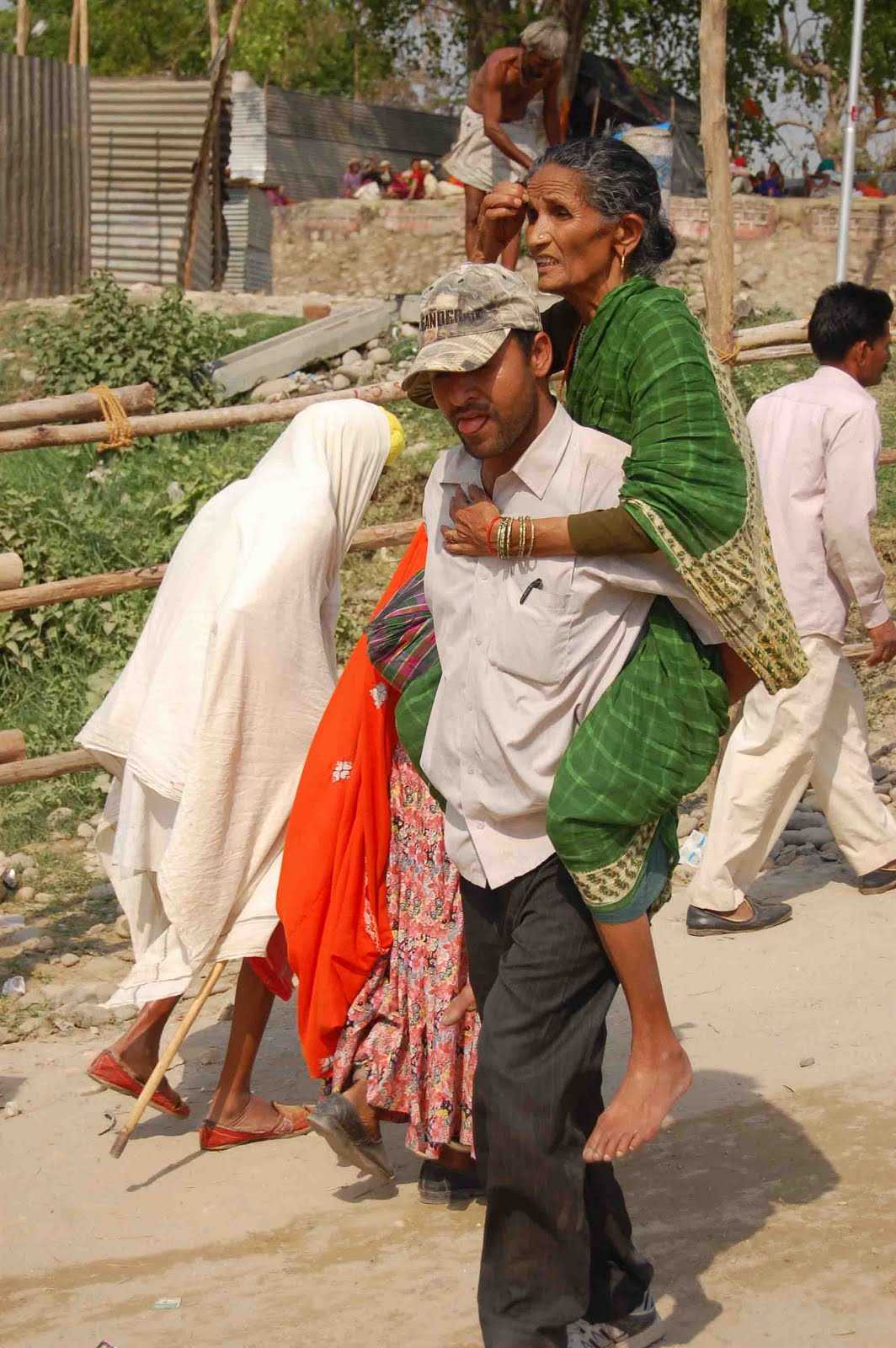 EkJhalakU.K: jhalak snan ke liye apni budi maa ko le jata beta EkJhalakU.K: jhalak snan ke liye apni budi maa ko le jata beta