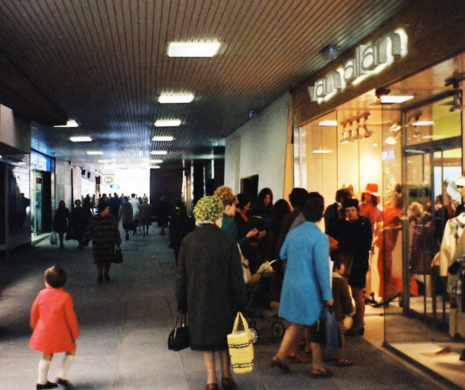 RETRO DUNDEE: OVERGATE'S CLOTHES SHOPS - 1974