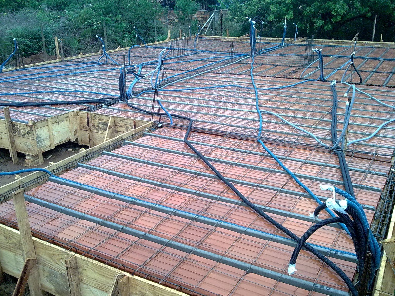 Condominio Pichilemu: Execução das vigas de baldrame e laje do térreo.